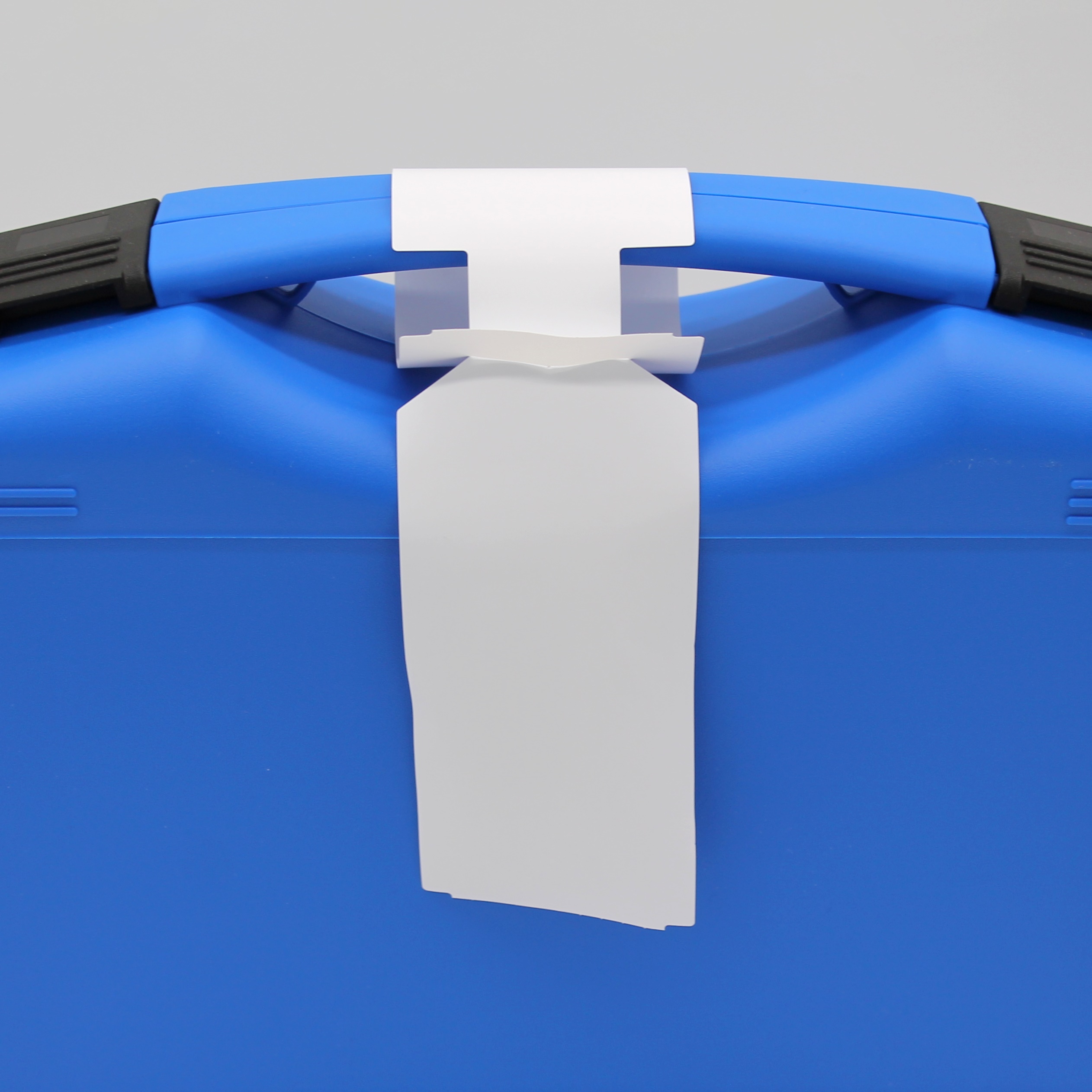 Adhesive-free marking with loop labels